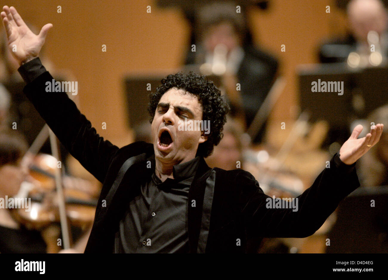 Mexican tenor rolando villazon sings hi-res stock photography and ...