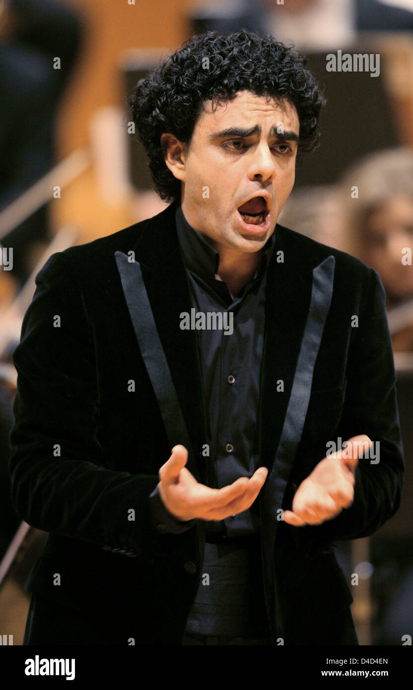 Mexican tenor Rolando Villazon sings with the Prague philharmonic ...