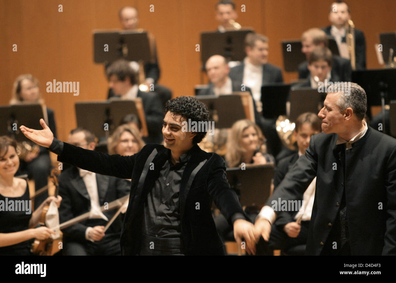 Mexican tenor Rolando Villazon (L) and conductor Marco Zambelli thank ...