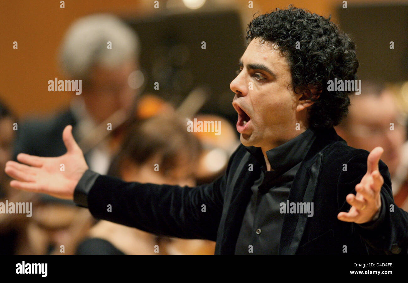 Mexican tenor rolando villazon sings hi-res stock photography and ...