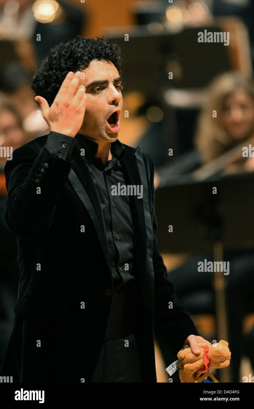 Mexican tenor Rolando Villazon sings with the Prague philharmonic ...