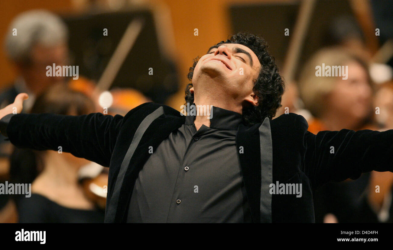 Mexican tenor Rolando Villazon thanks the audience after singing with ...