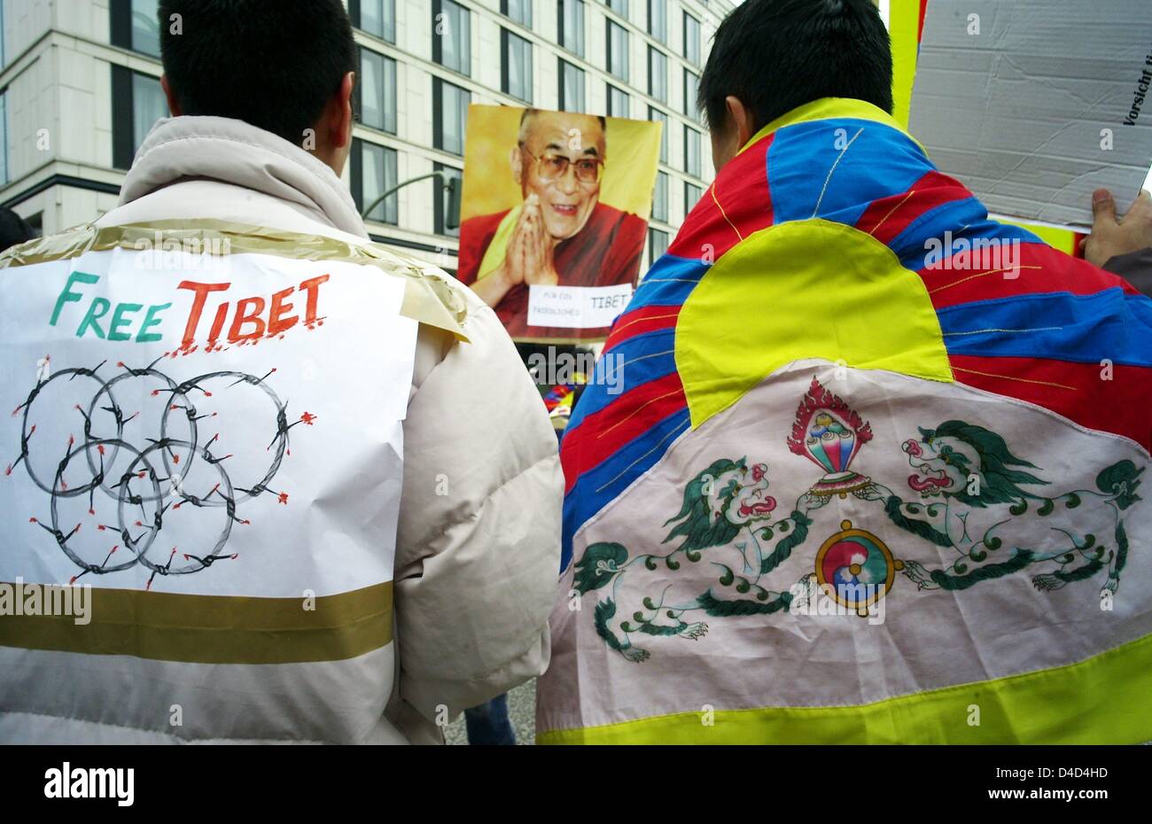 Activists protest against the Chinese Tibet policy in Hamburg, Germany ...