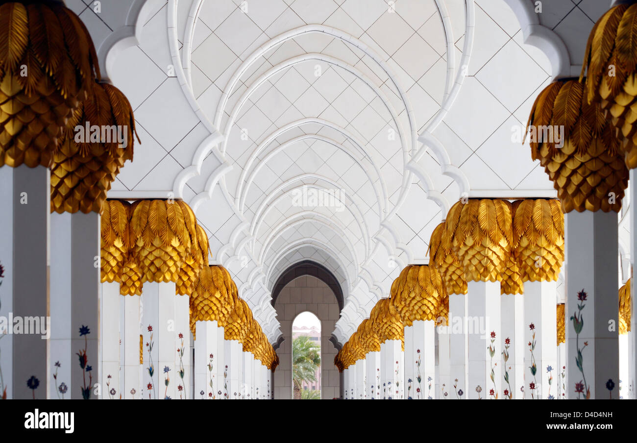 Colonnade at the atrium of the Sheikh Zayed Mosque, Abu Dhabi, United ...