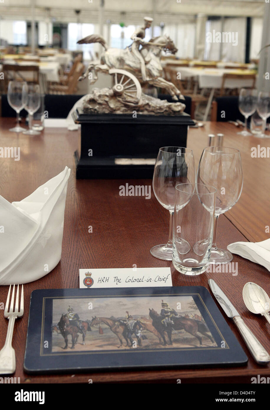 Picture the queen elizabeth ii table hi-res stock photography and ...