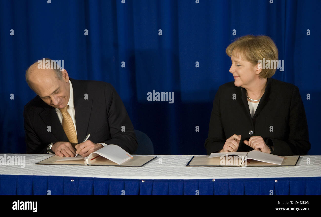 Israeli Prime Minister Ehut Olmert (L) and German Chancellor Angela ...