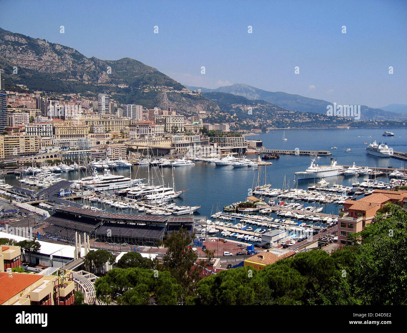 (dpa file) The picture shows the yacht harbour of Monte Carlo, Monaco ...