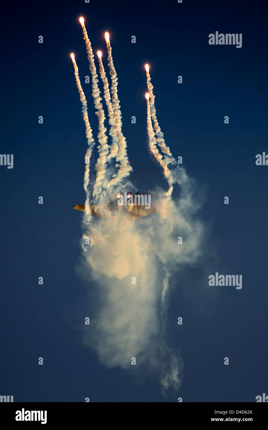 Aircraft air force flares hi-res stock photography and images - Alamy