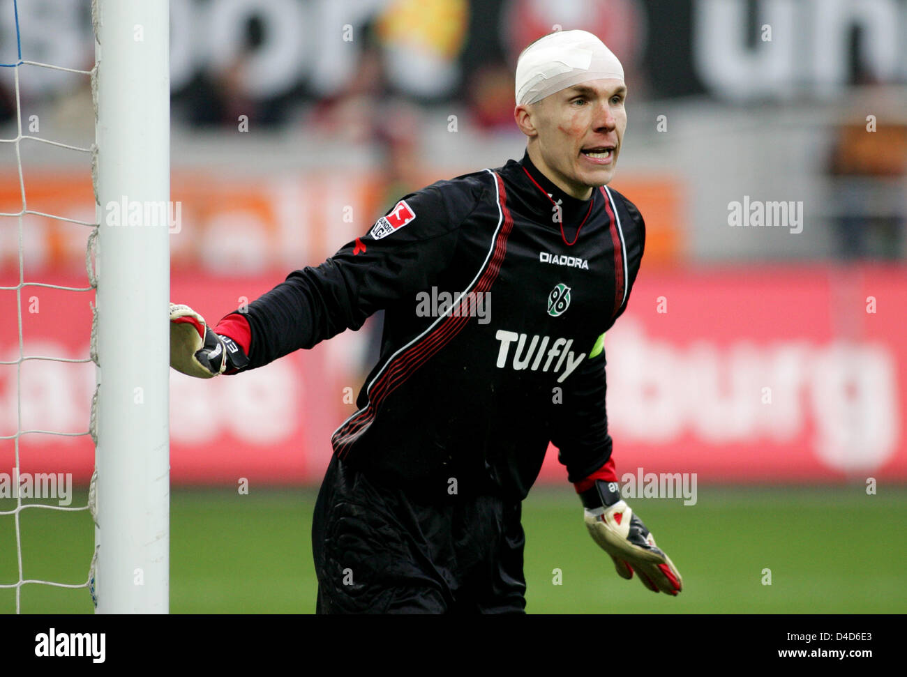 Hanover goalie Robert Enke plays on despite bleeding in result of ...