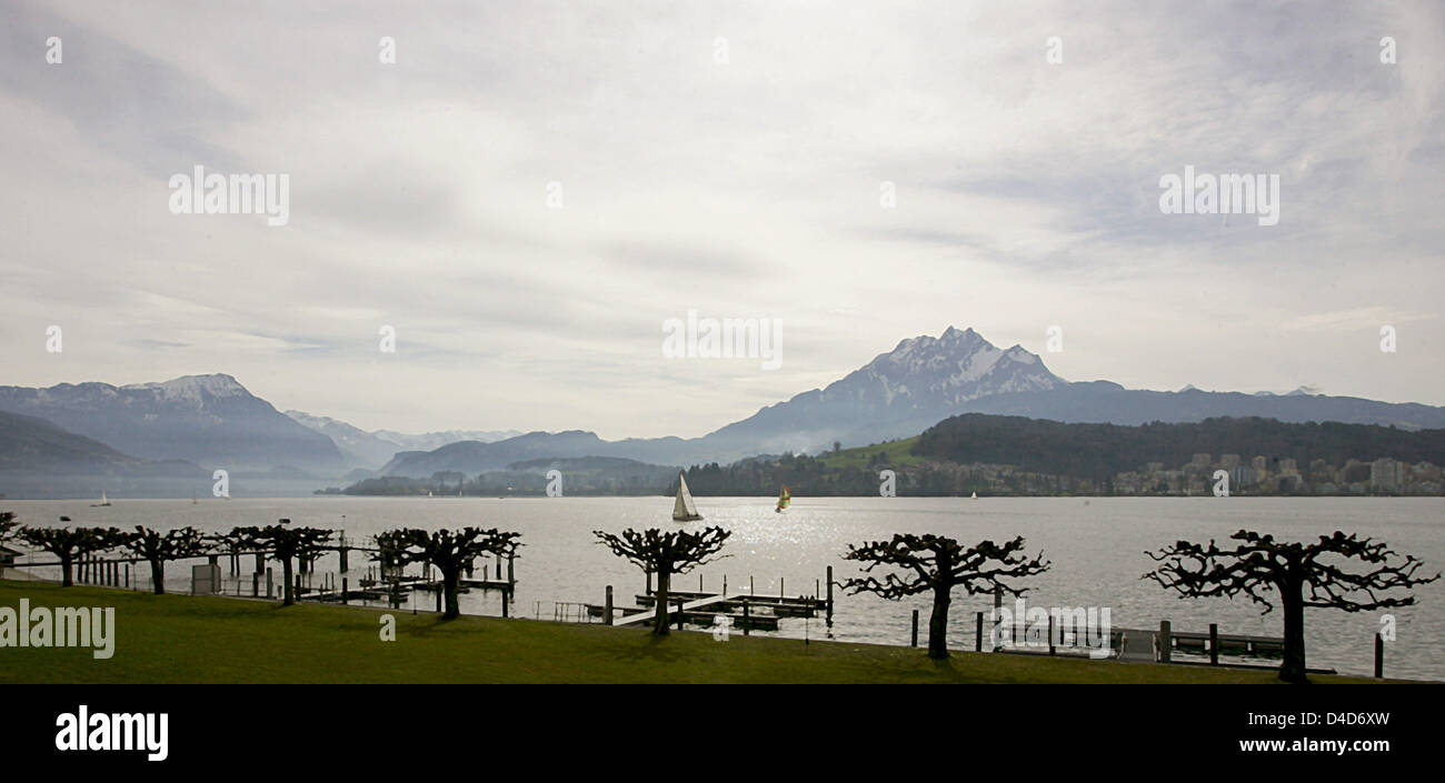 Boats sail on Lake Lucerne in the evening light, Lucerne, Switzerland ...