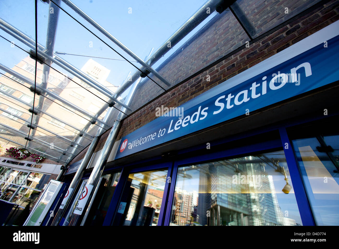 Leeds train station sign hi-res stock photography and images - Alamy