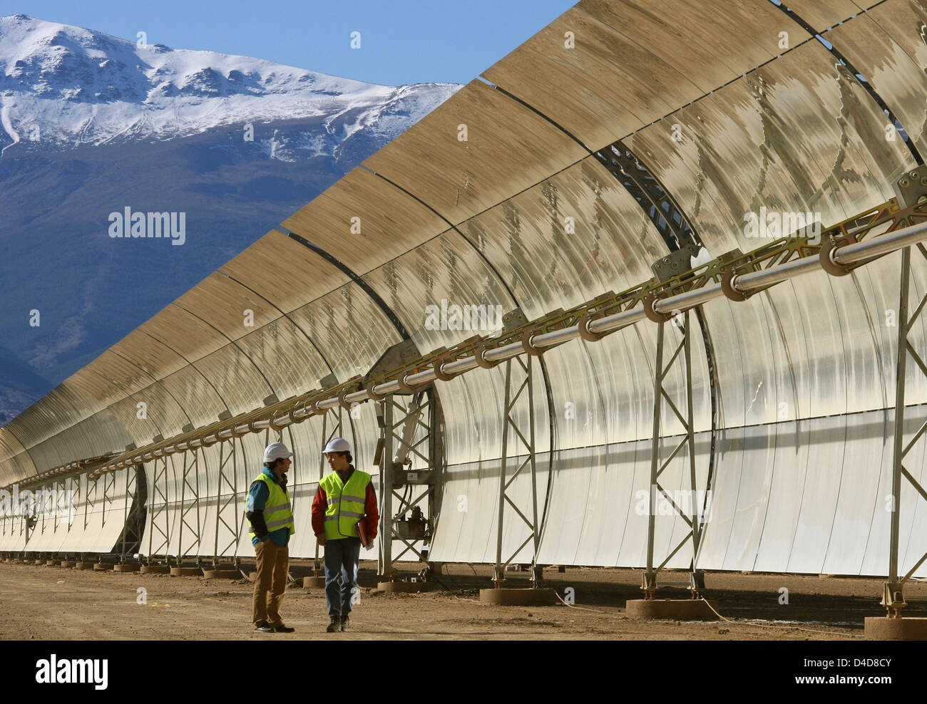 Parabolic trough power hi-res stock photography and images - Alamy