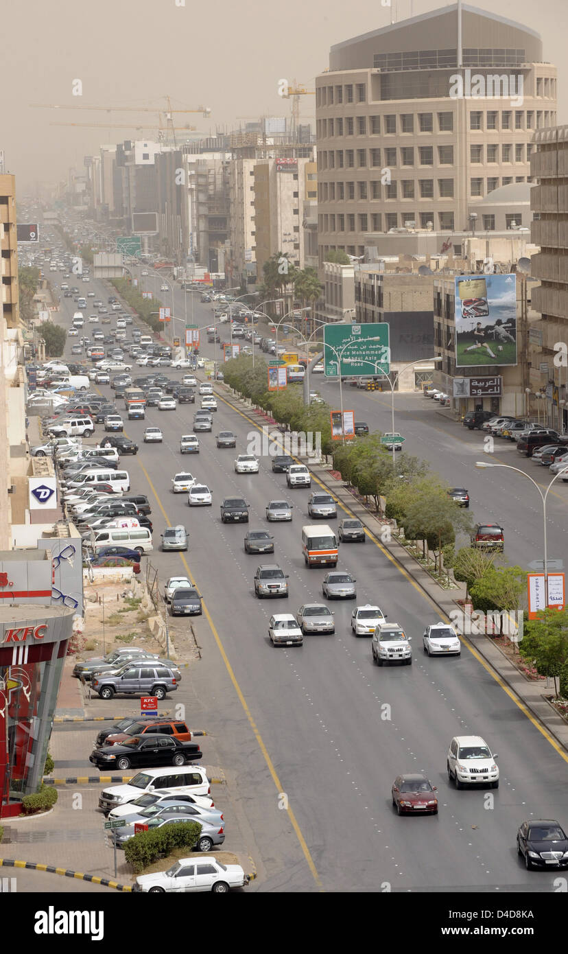 The picture shows a street scene in Riyadh, Saudi Arabia, 16 March 2008 ...