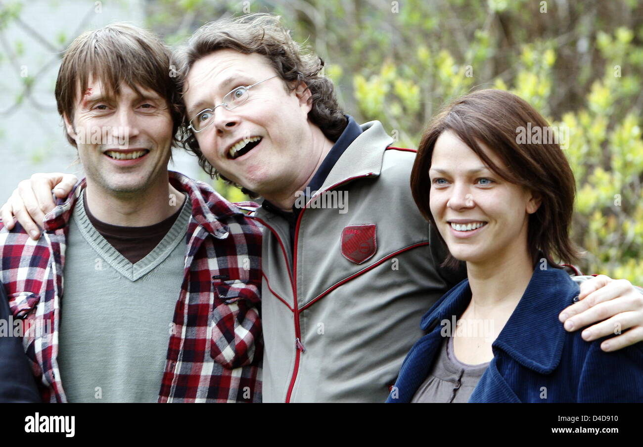 German actrice Jessica Schwarz (R), Danish actor Mads Mikkelsen (L) and ...