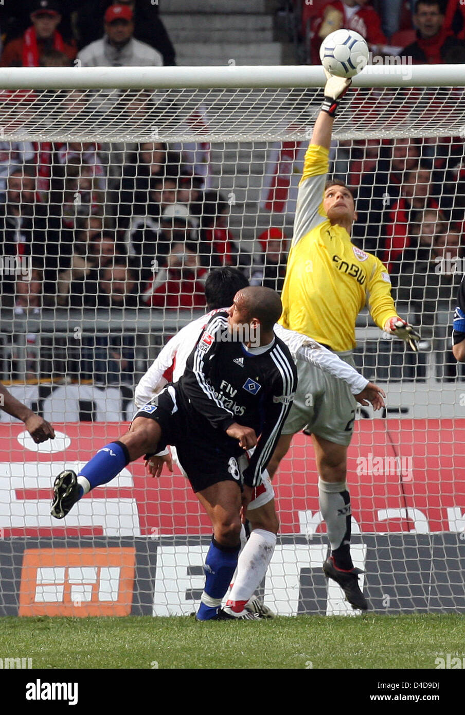 Stuttgart' goalie Sven Ulreich (R) fistst the ball away in the ...