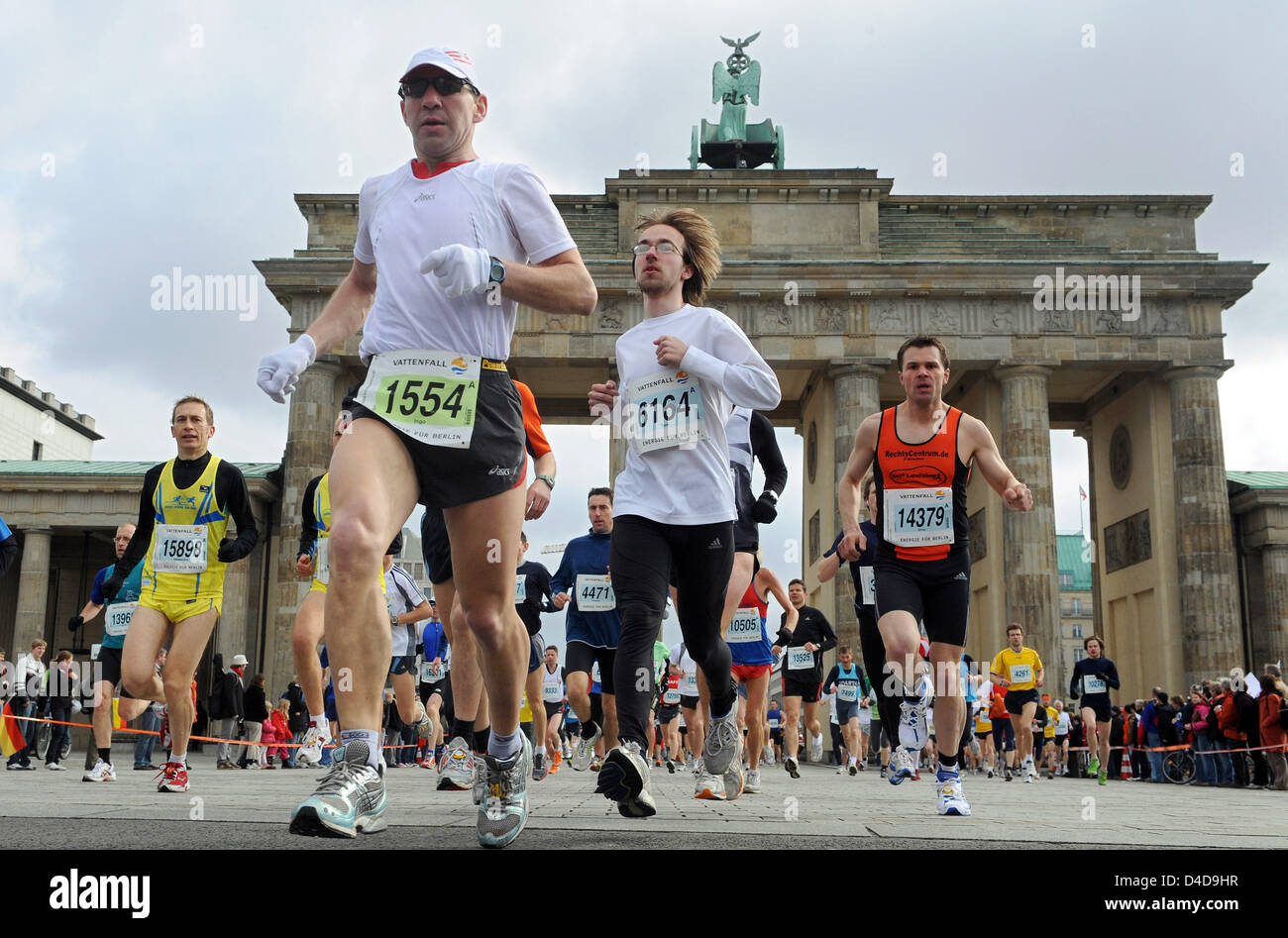 Berlin brandenburg gate runners hi-res stock photography and images - Alamy