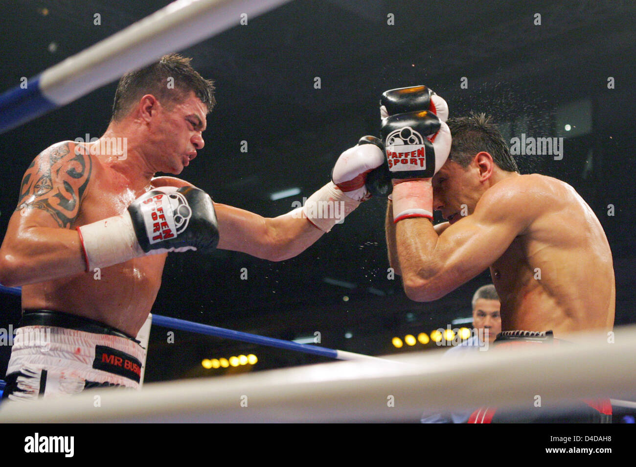 Australian contender Jamie Pittman (L) cannot break the defence of ...