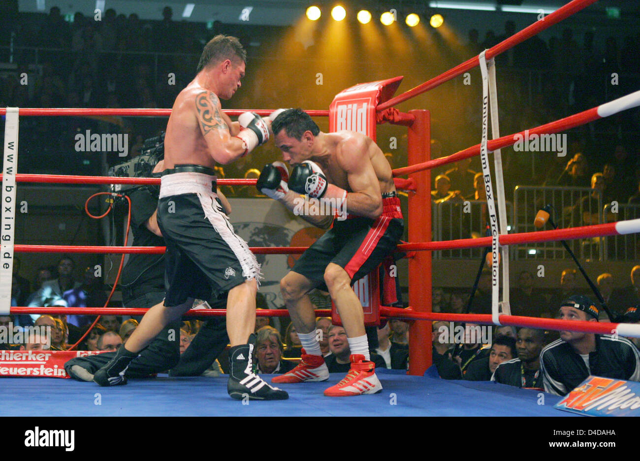 Australian contender Jamie Pittman (L) cannot land a hit on German WBA ...