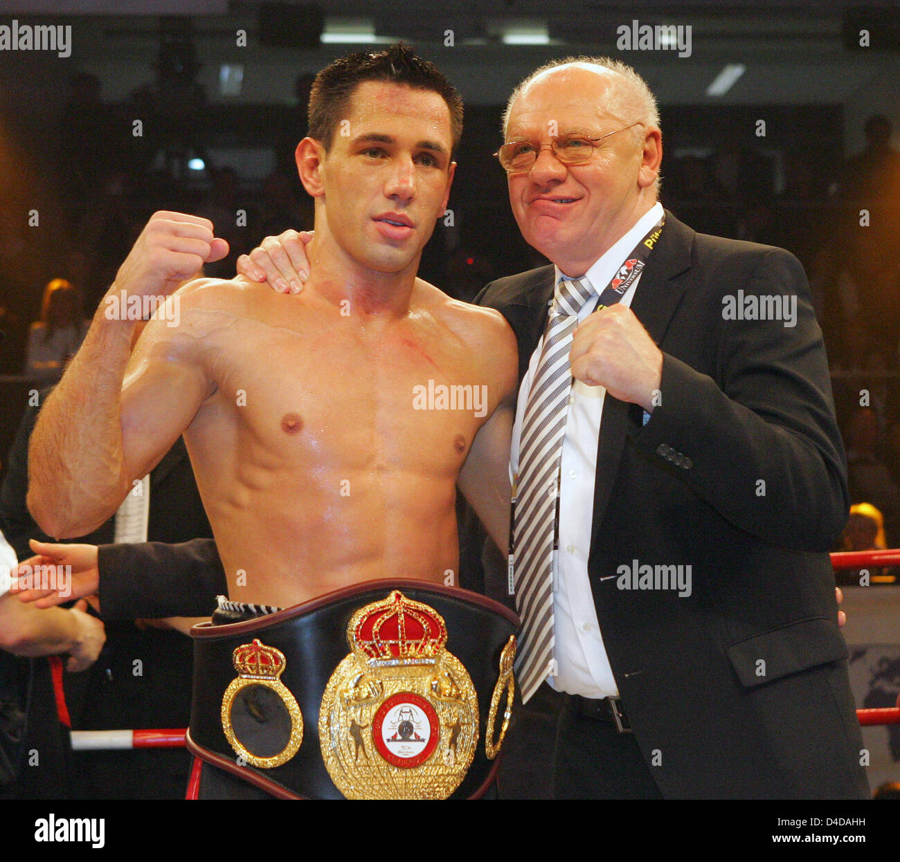 German WBA middleweight titleholder Felix Sturm (L) and his boxing ...