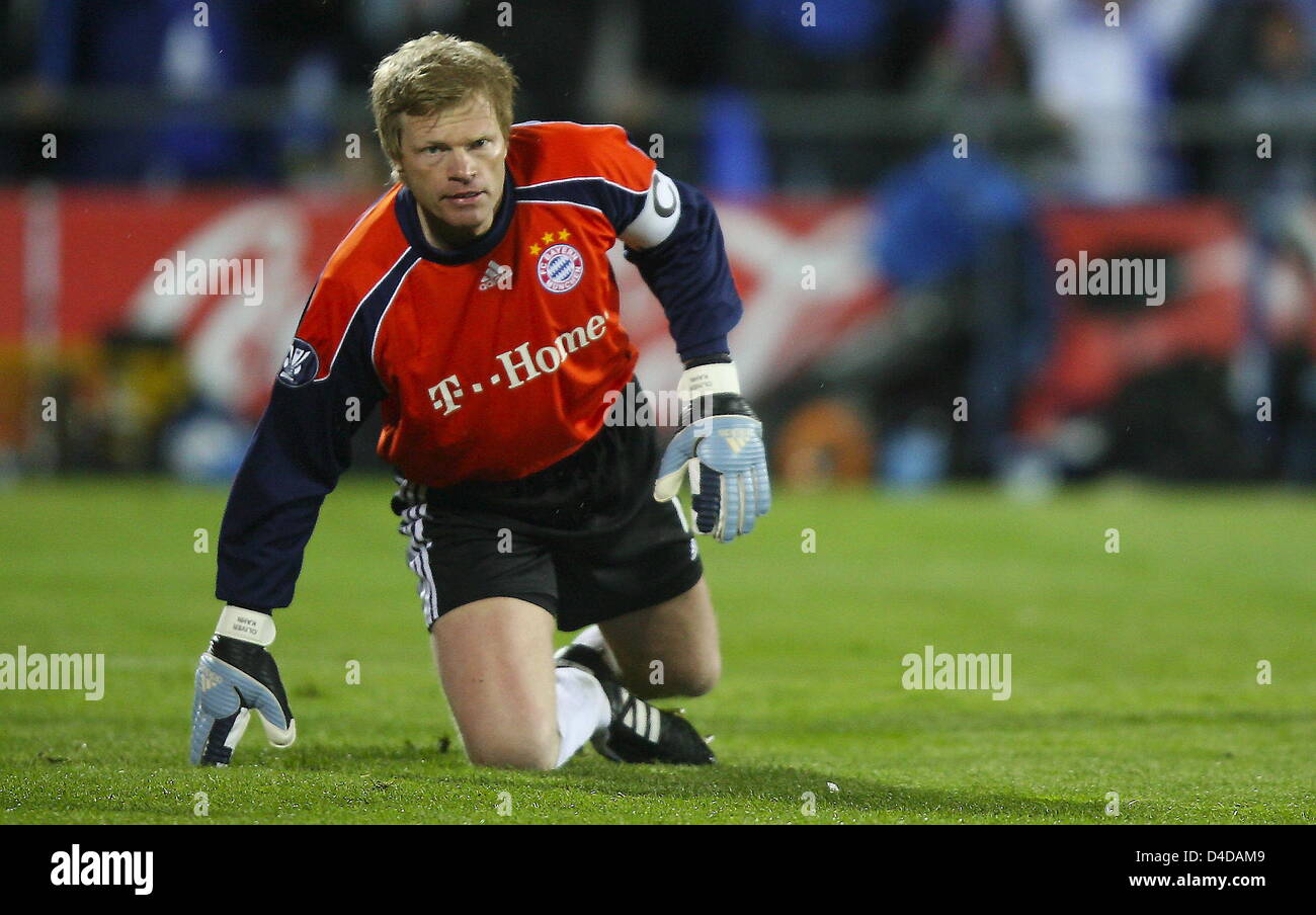 Munich's goal keeper Oliver Kahn is pictured on the ground after the 0 ...