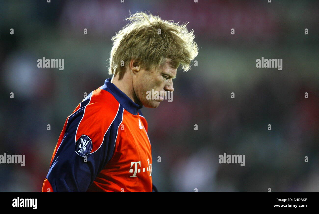 Munich's goalie Oliver Kahn looks down in the UEFA Cup quarter-finals ...