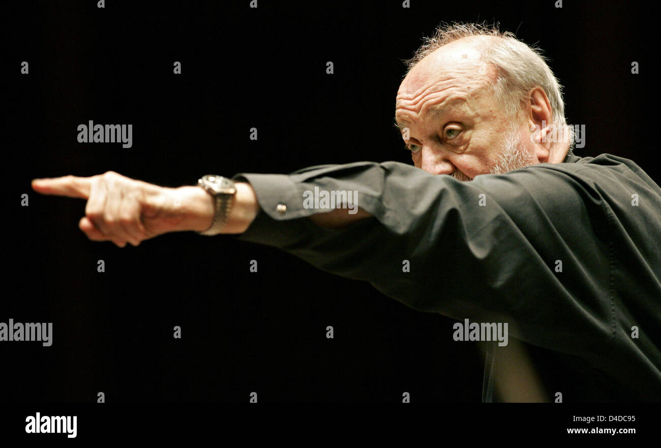 Conductor Kurt Masur performs during a rehearsal at Beethovenhalle in ...