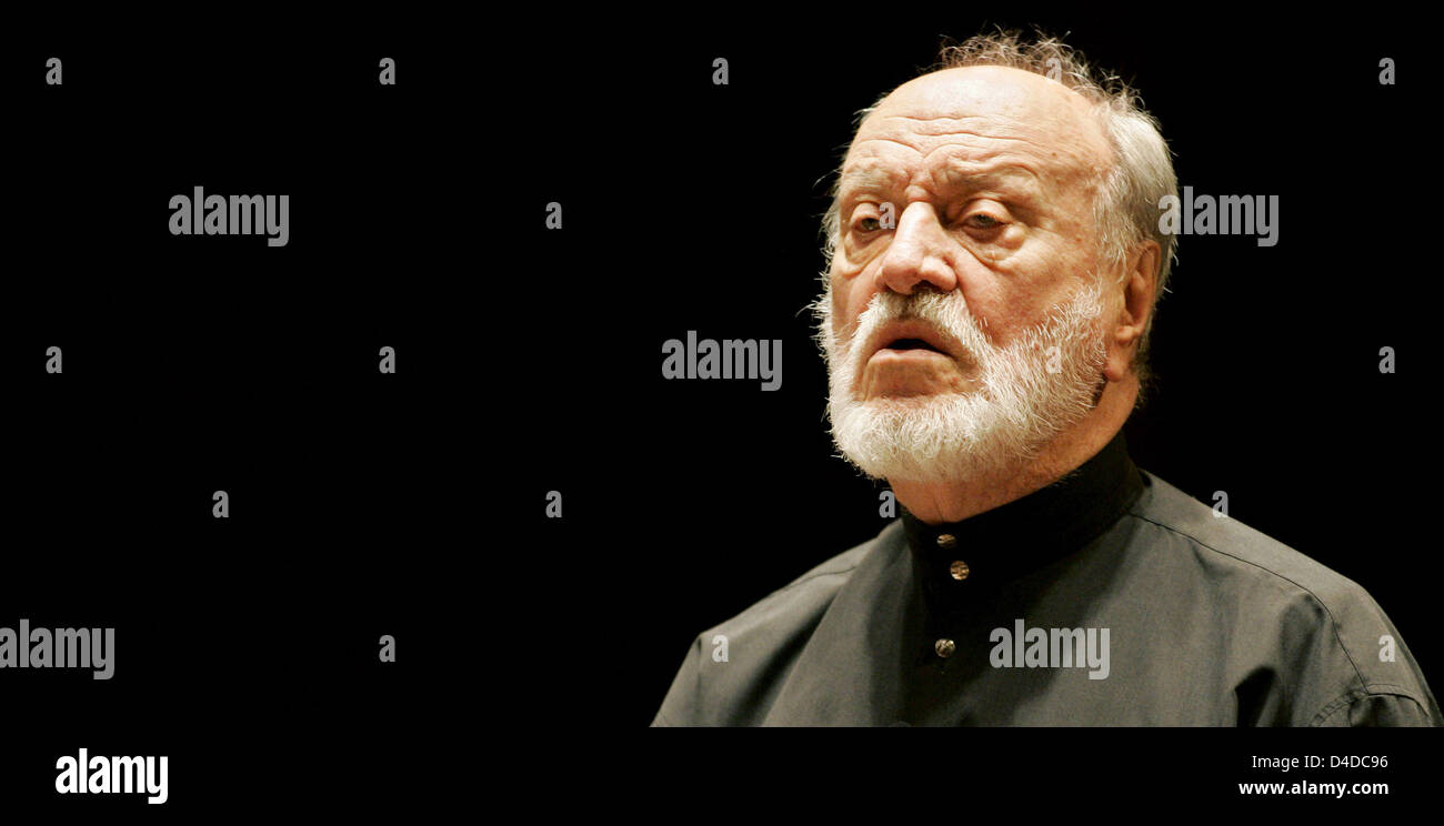 Conductor Kurt Masur performs during a rehearsal at Beethovenhalle in ...