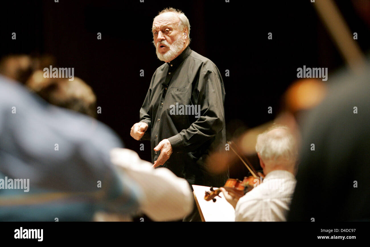Conductor Kurt Masur performs during a rehearsal at Beethovenhalle in ...