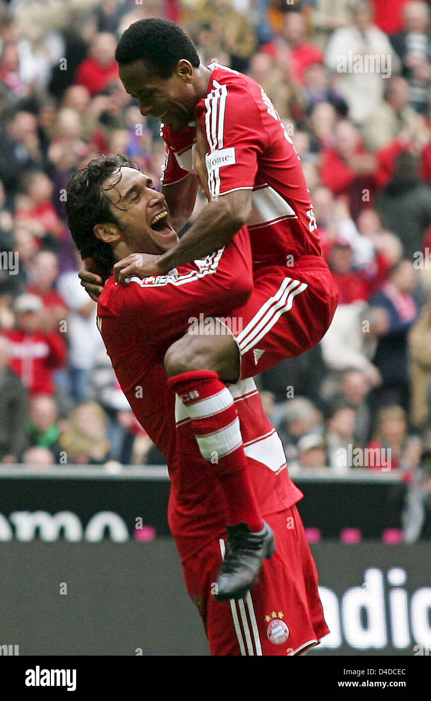 Munich's Luca Toni (L) and Ze Roberto (R) celebrate the superbly ...