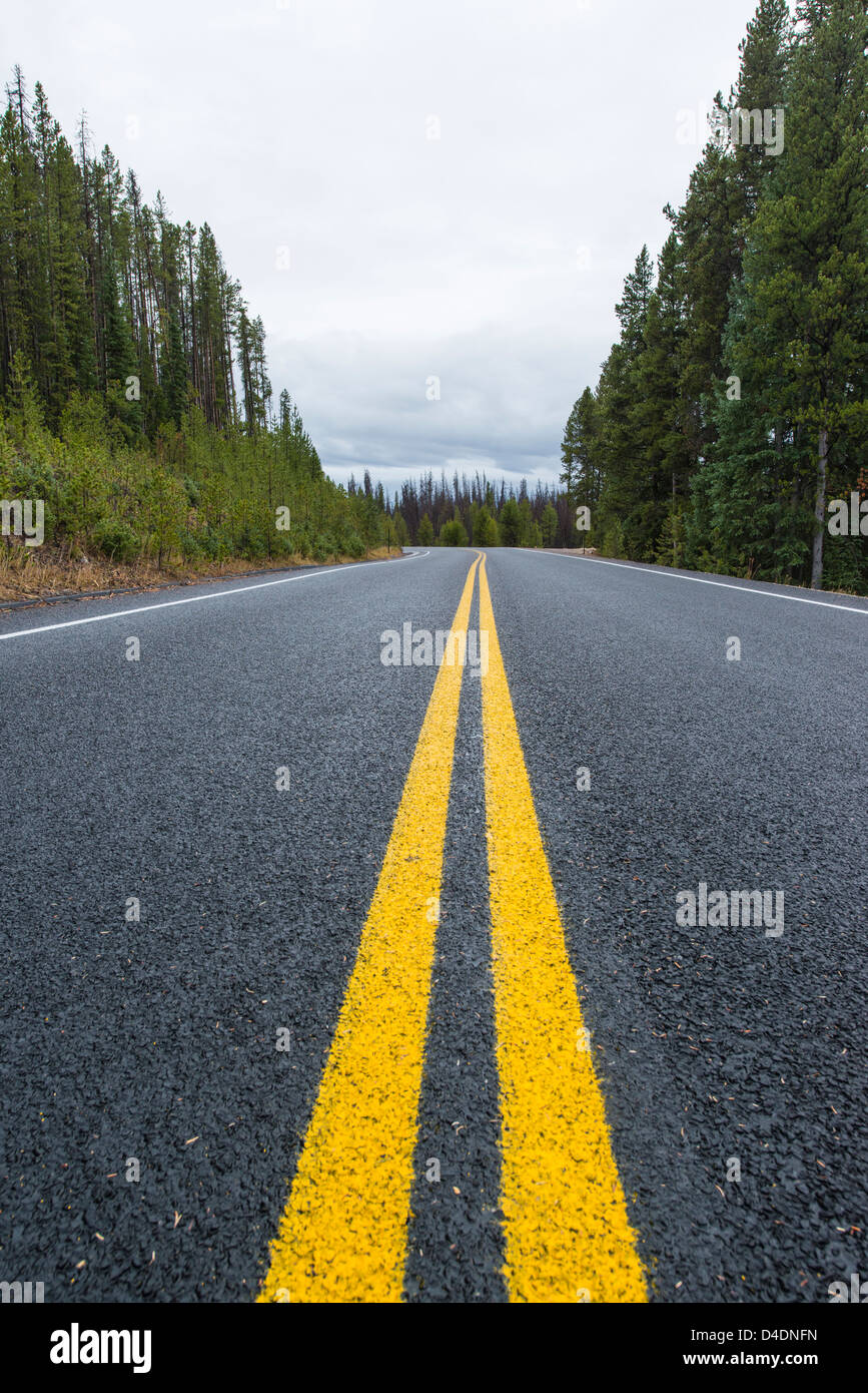 Double Yellow Line And Road Stock Photos & Double Yellow Line And Road ...