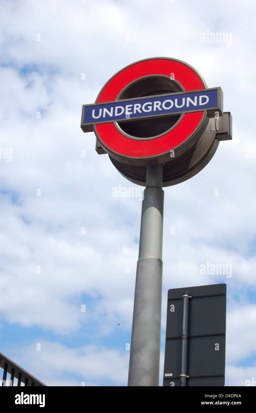 London tube sign post hi-res stock photography and images - Alamy