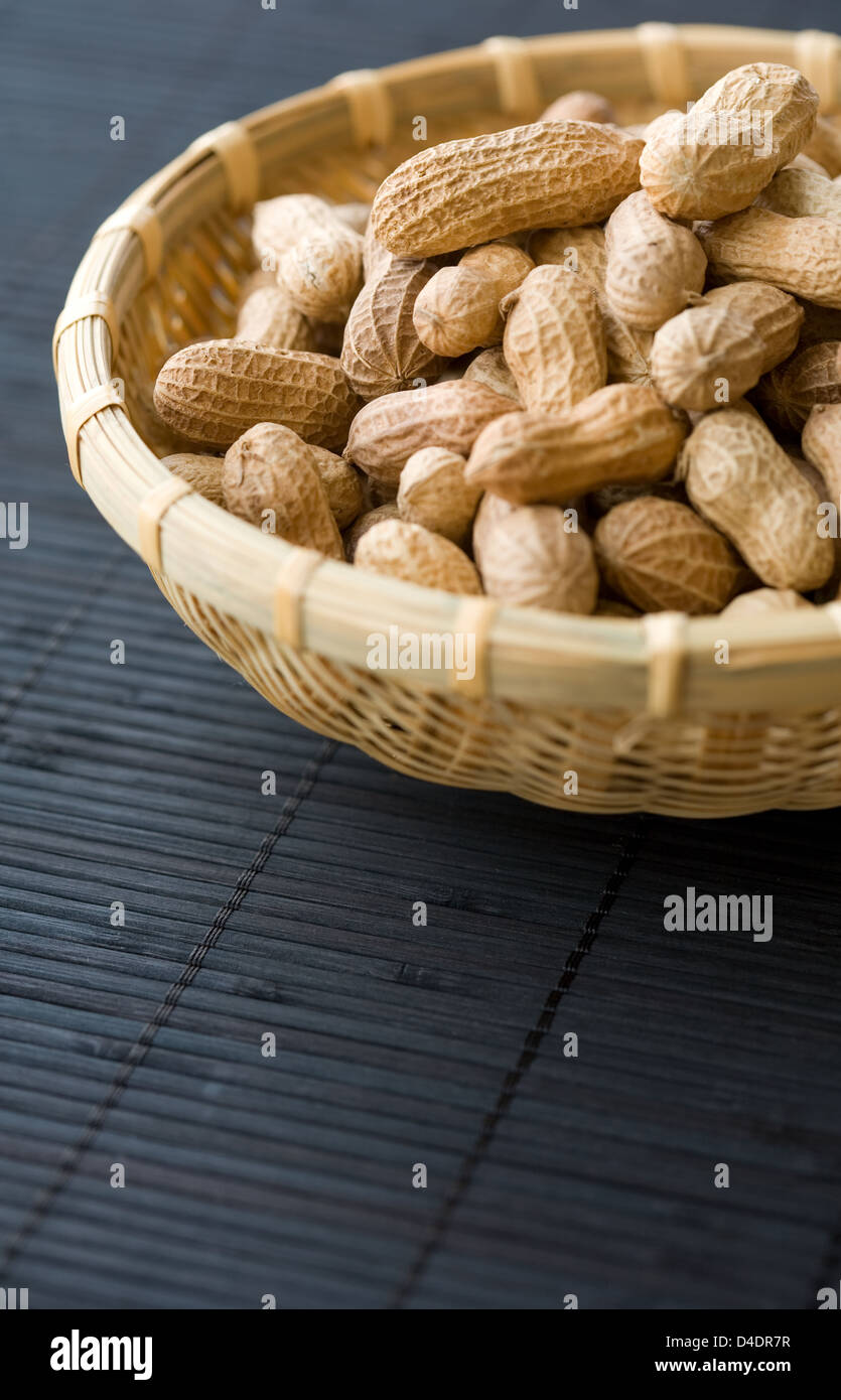 Bowl of peanuts, close-up Stock Photo - Alamy