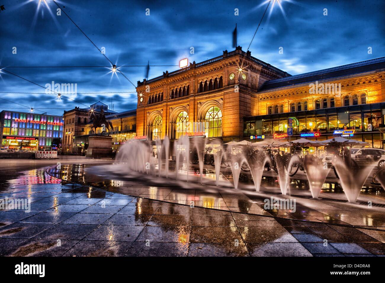 The main train station of Hanover by night Stock Photo - Alamy