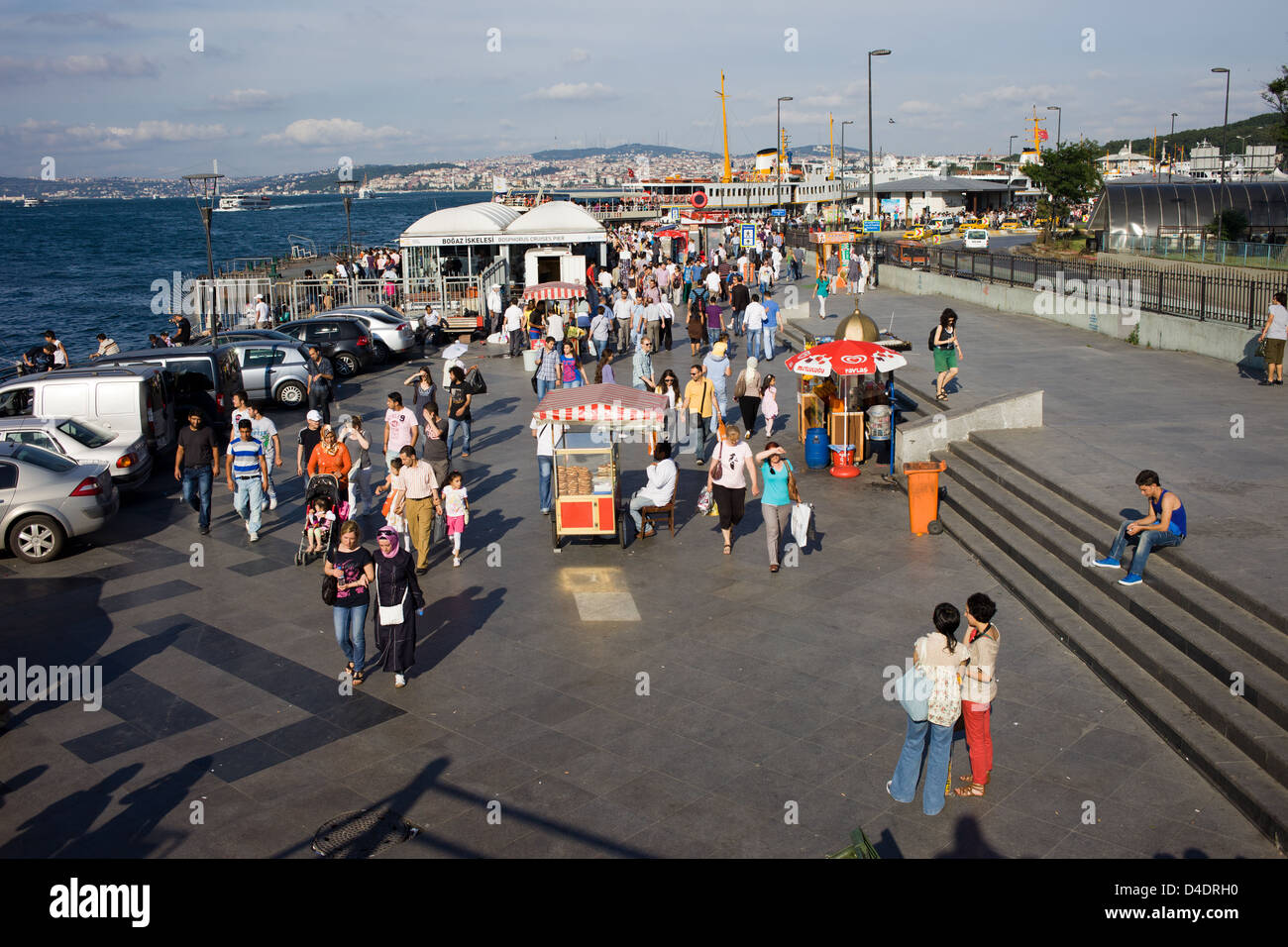 Muslim tourists in istanbul hi-res stock photography and images - Alamy