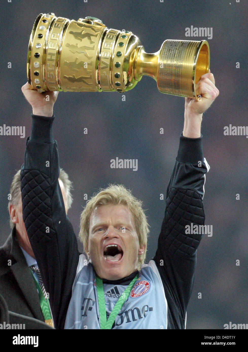 Oliver kahn trophy hi-res stock photography and images - Alamy