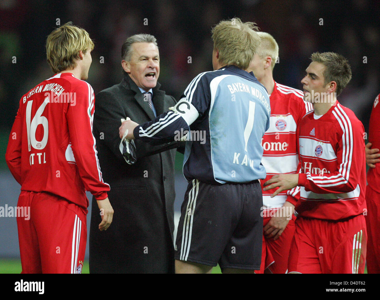 Munich's coach Ottmar Hitzfeld (2-L) congratulates Andreas Ottl, Oliver ...