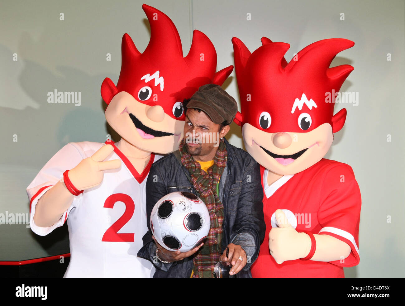 Jamaican-born reggae singer Shaggy (C) poses with Trix (L) and Flix (R ...