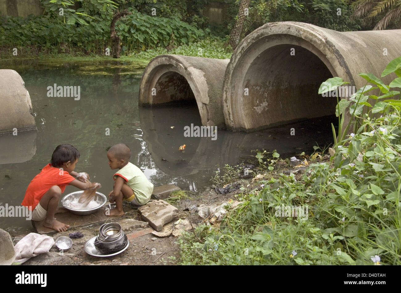 India slum dirty water hi-res stock photography and images - Alamy