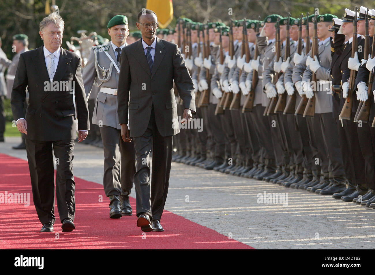 German President Horst Koehler (L) receives Rwanda's President Paul ...