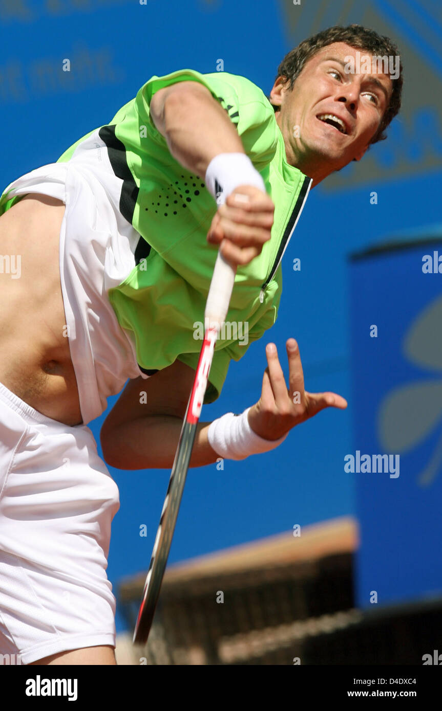 Russian Marat Safin serves a ball against Argentinian Carlos Belocq in ...