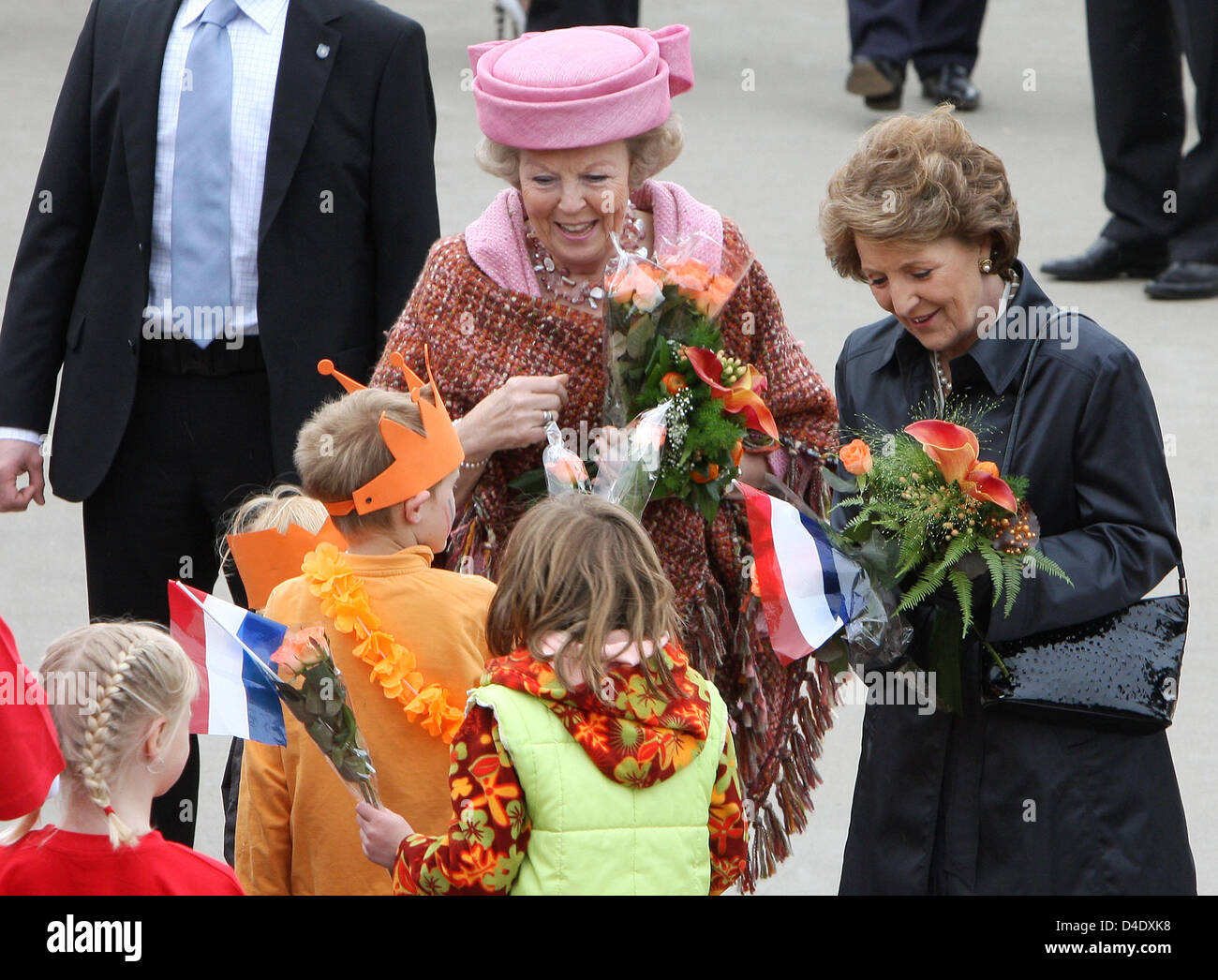 Dutch Queen Beatrix (C) and her sister Princess Margriet talk to ...