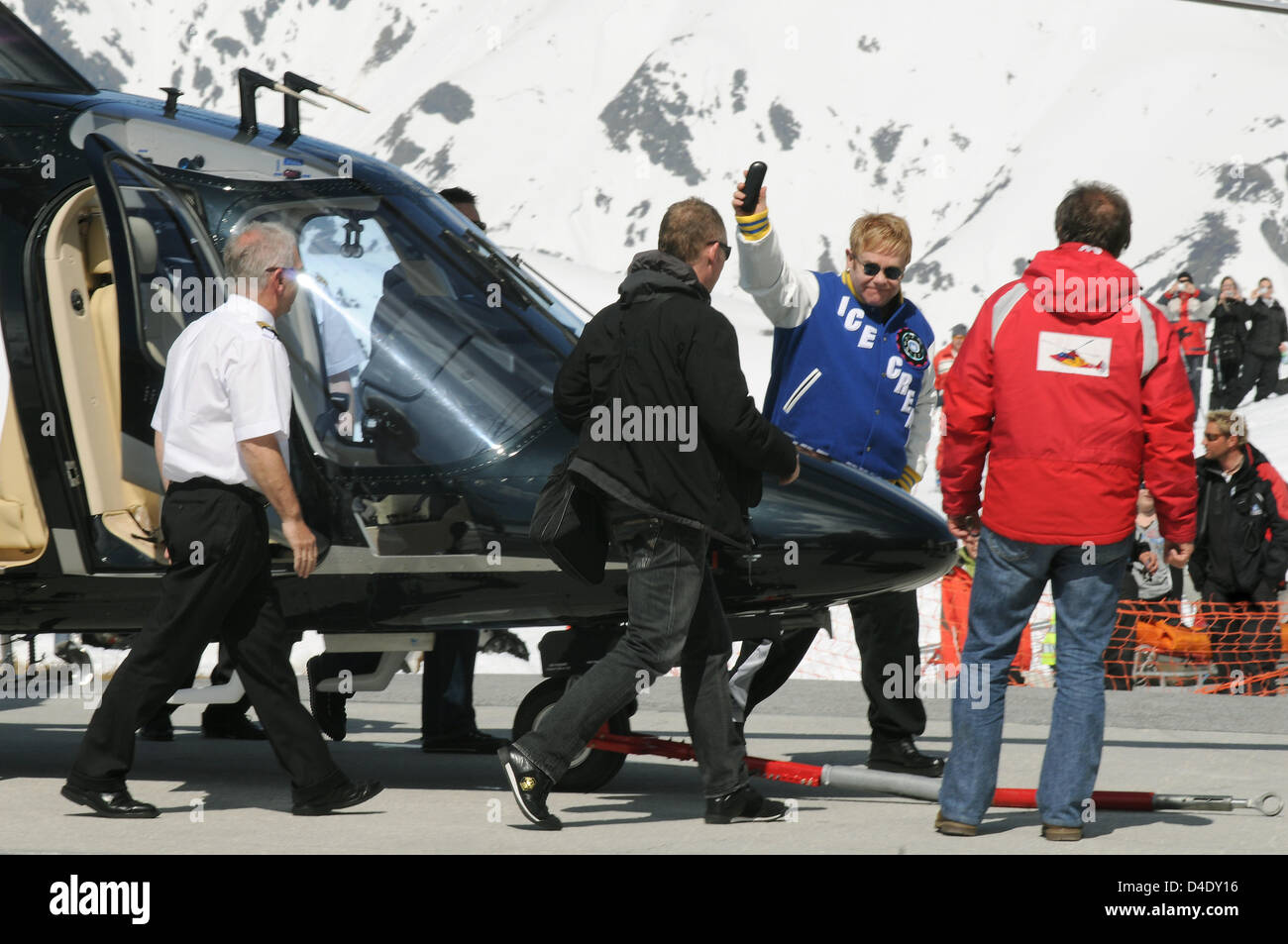 Arriving helicopter concert hi-res stock photography and images - Alamy