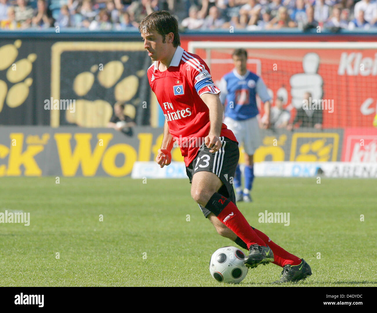 Hamburg's playmaker Rafael van der Vaart controls the ball in the ...