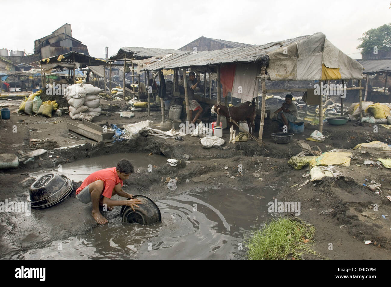 (dpa file) The file picture dated July/August 2007 shows slum dwellers ...