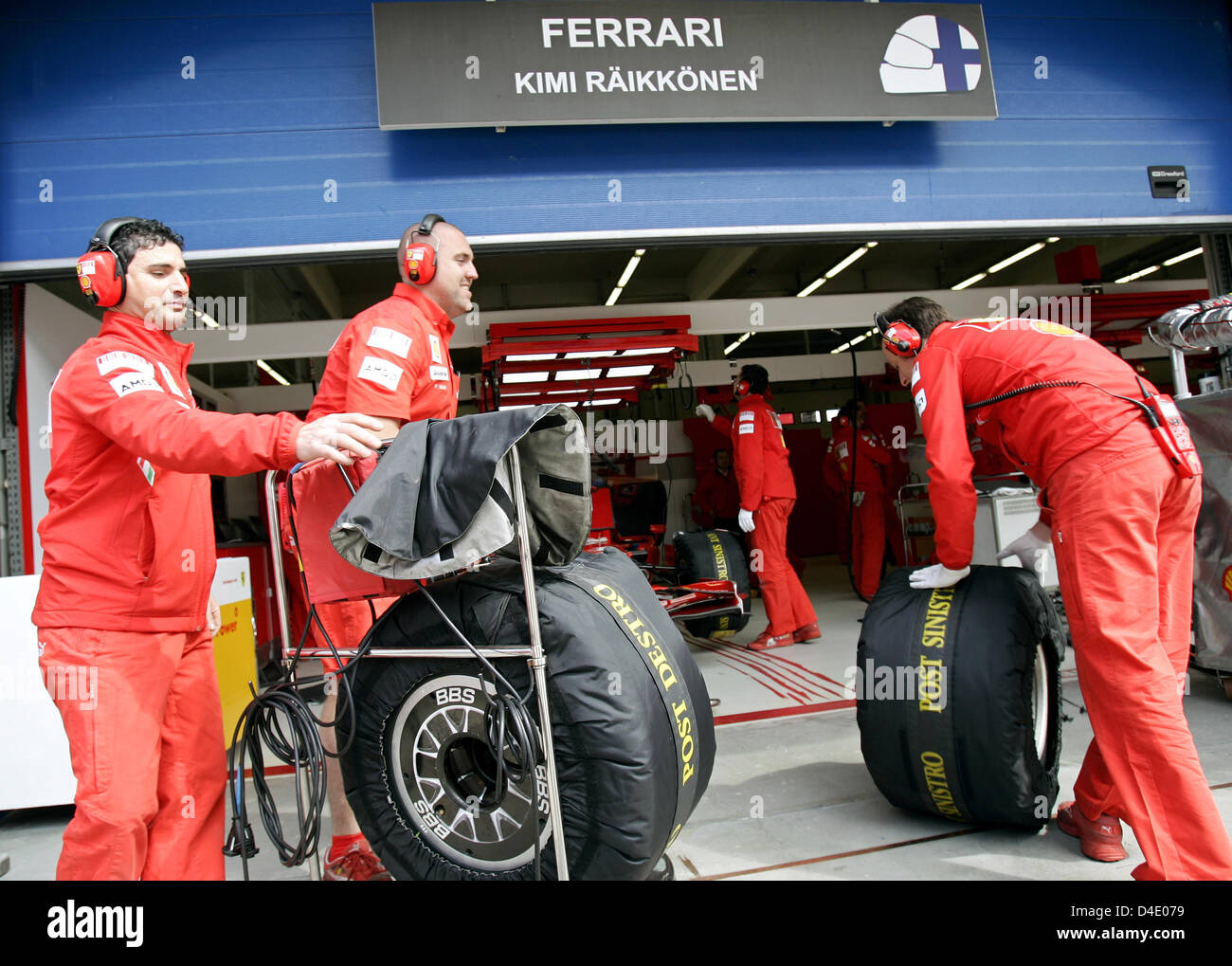 Mechanics scuderia ferrari formula one hi-res stock photography and ...