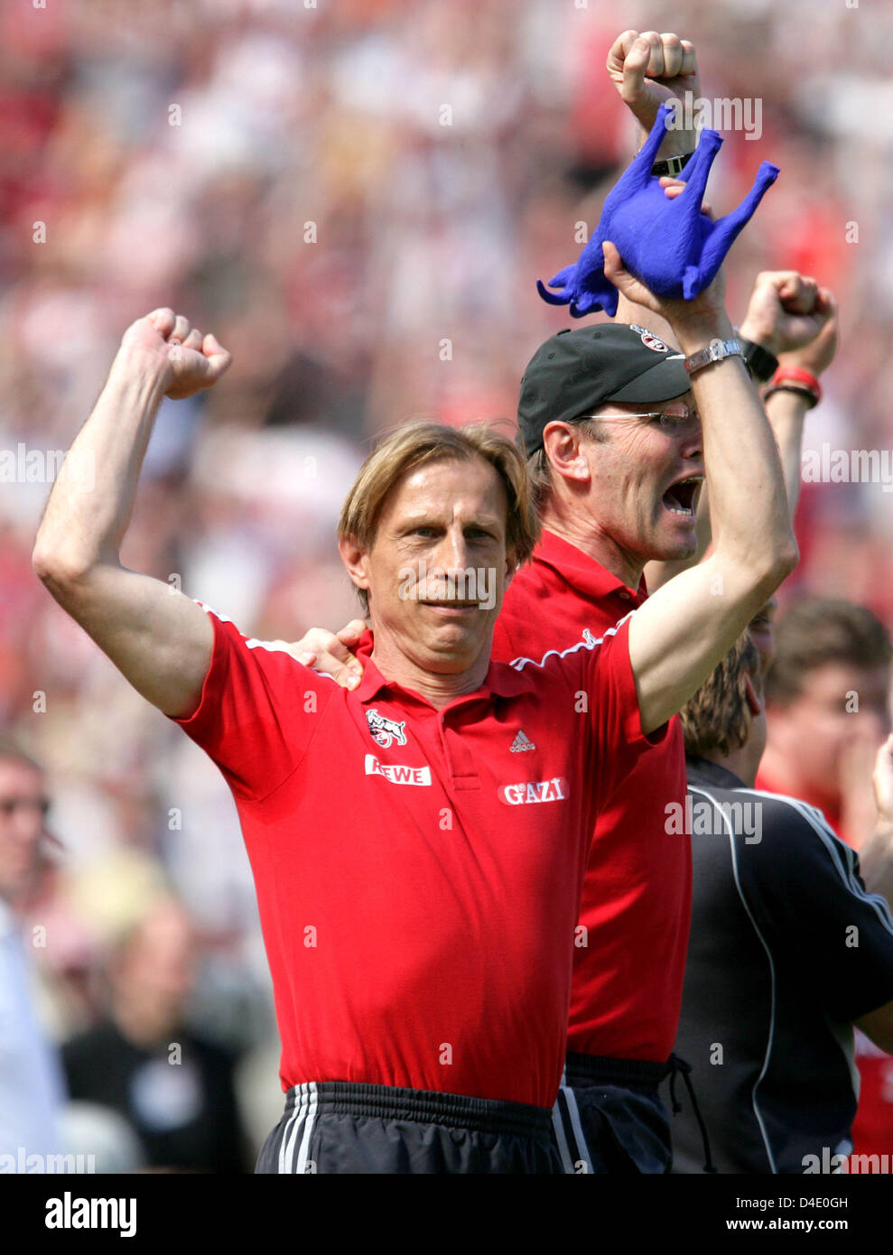 Cologne's head coach Christoph Daum (L) and his assistant Roland Koch ...