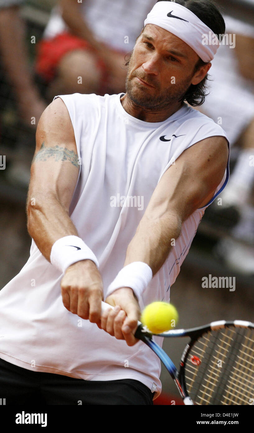 Spanish Carlos Moya plays a backhand against Russian Marat Safin during ...