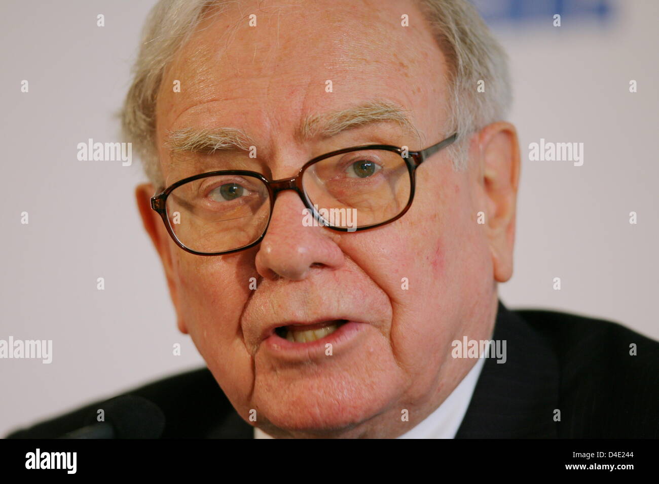 Warren buffett coca cola hi-res stock photography and images - Alamy