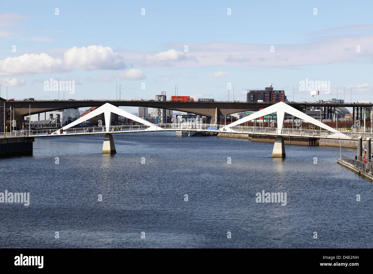 View West to the Tradeston / Squiggly Pedestrian Bridge over the River ...