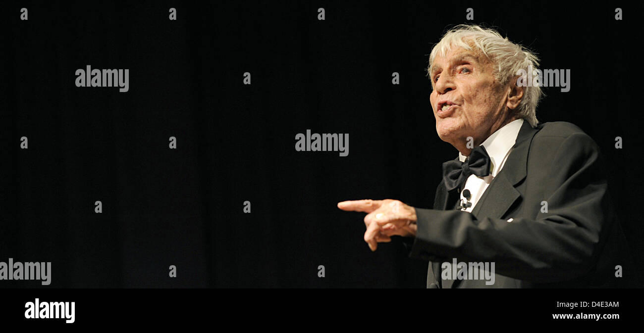 Germany's oldest still active singer and entertainer, 104-year old ...